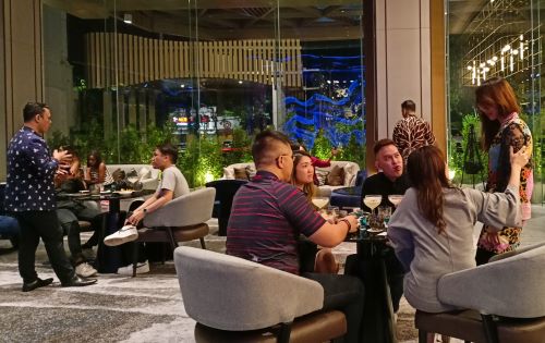 Cruz Lounge and Bar Hadirkan Sensasi Pesta di 'Kapal Pesiar' yang ...